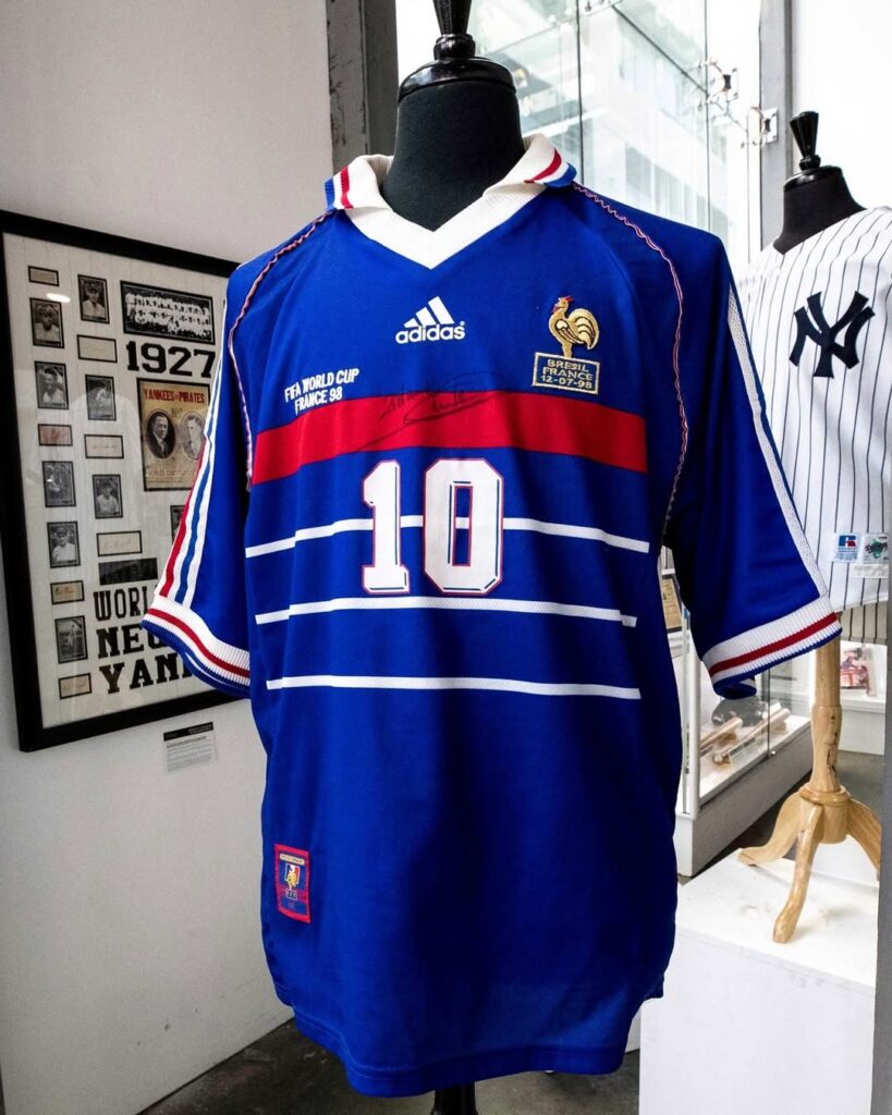 Zidane : le maillot porté par l’ex-capitaine des Bleus à la finale de la coupe du monde 98 vendu ...